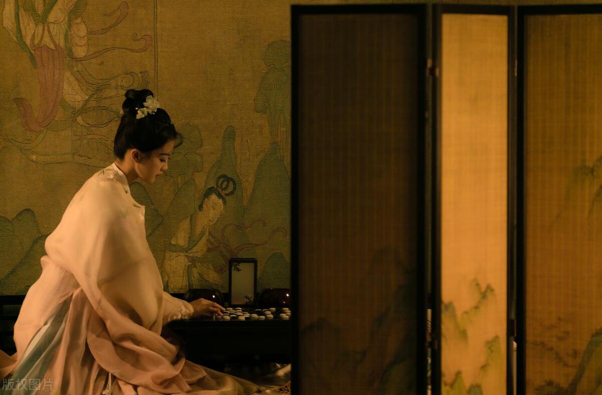 On the wedding night in the bridal chamber, Su Xiaomei's first couplet ...