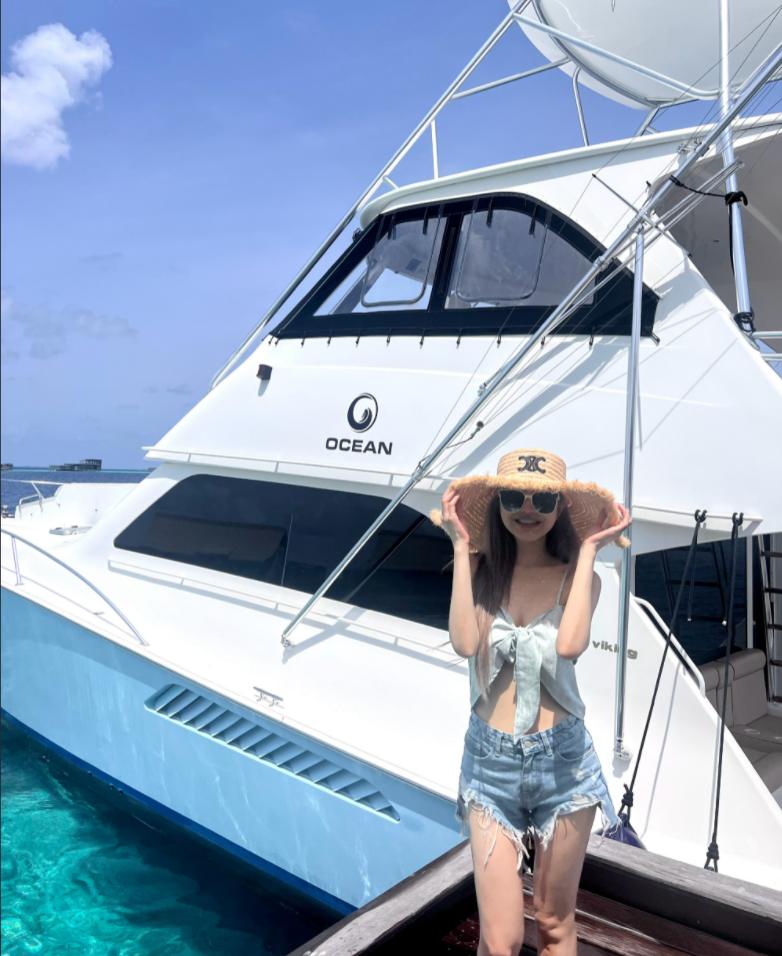 Zhou Yangqing posted photos of the yacht, wearing a bikini with a ...