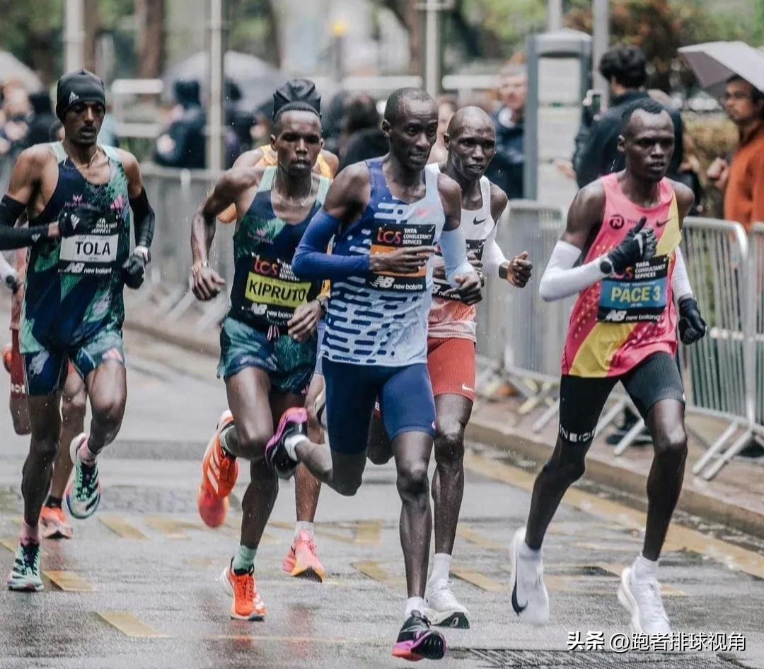 Awkward! Male runner's privacy exposed, wearing compression pants makes ...