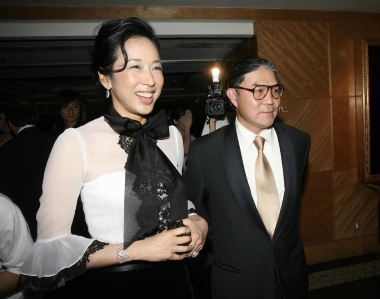 Zhu Lingling and her husband attended the dinner. The two hugged their ...