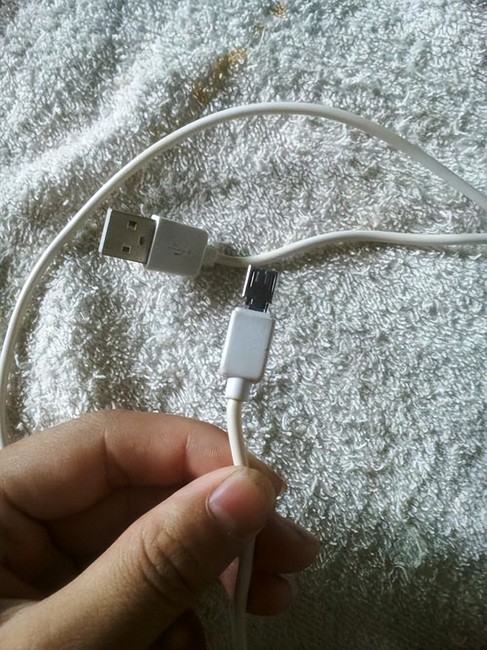 Don't throw away the mobile phone charging cable if it's broken! Cut it ...