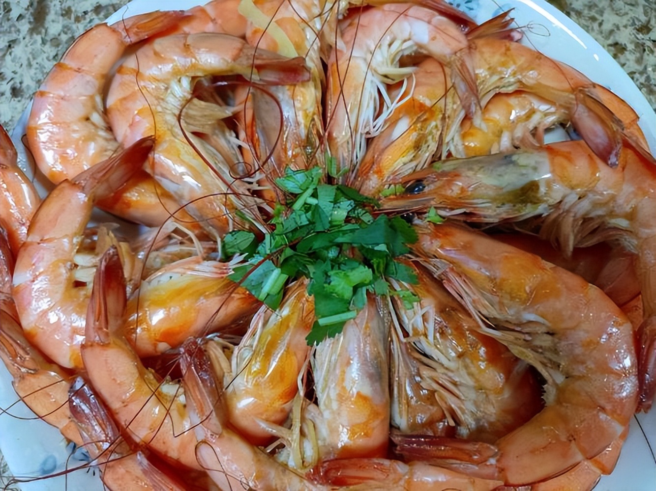 Simply eat a boiled prawn - iNEWS