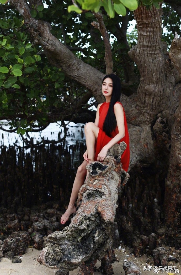 Zhang Yuqi's barefoot red dress is large, beautiful and wild, very ...