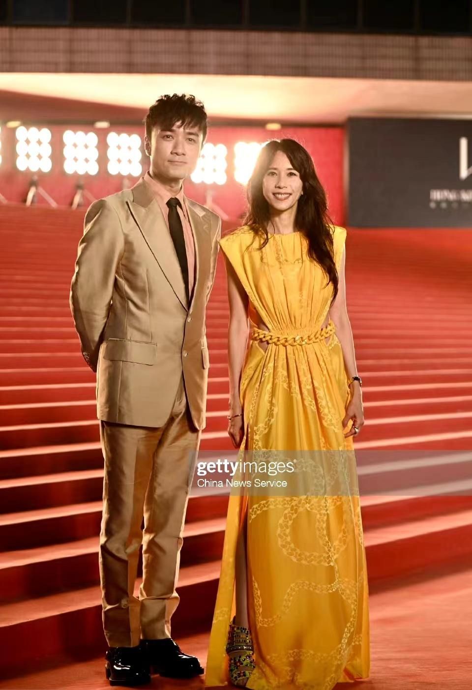 The red carpet of the Golden Statue Awards is all dominated by old ...