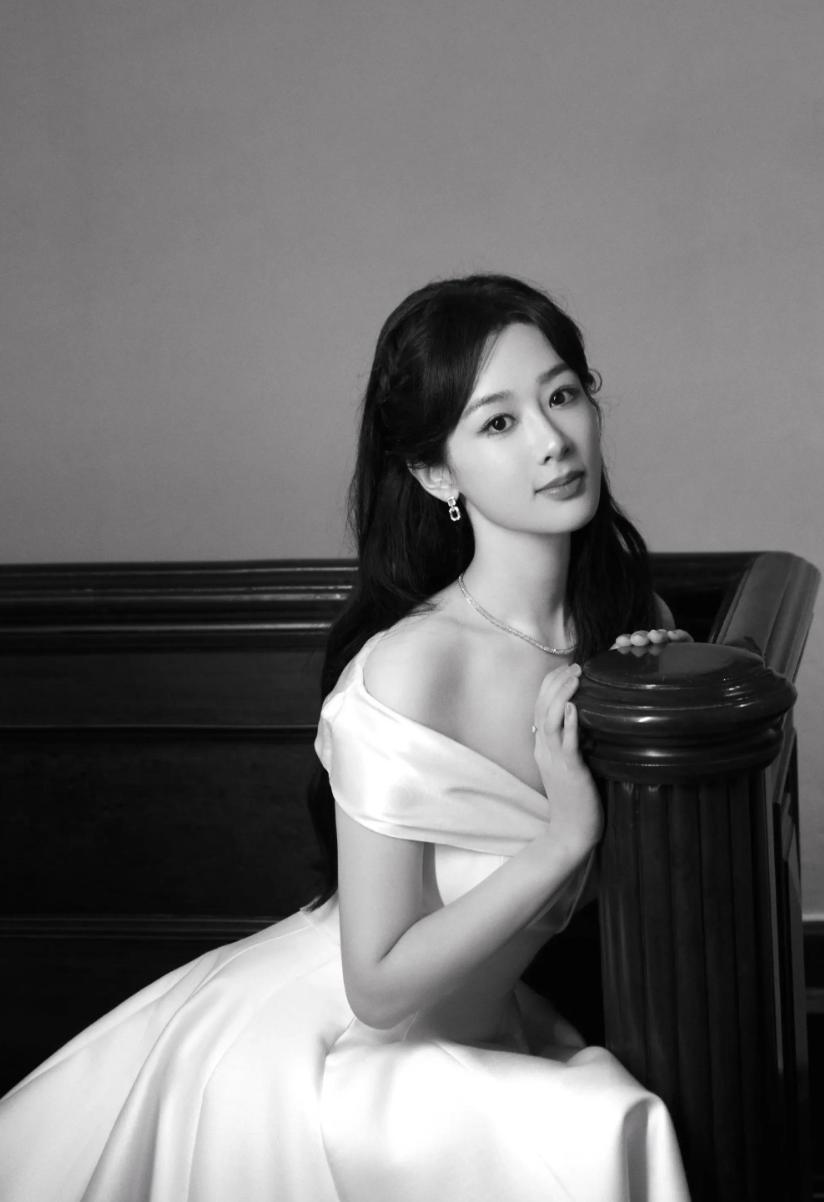 Yang Zi's red carpet look is amazing, the big wave hairstyle is amazing ...