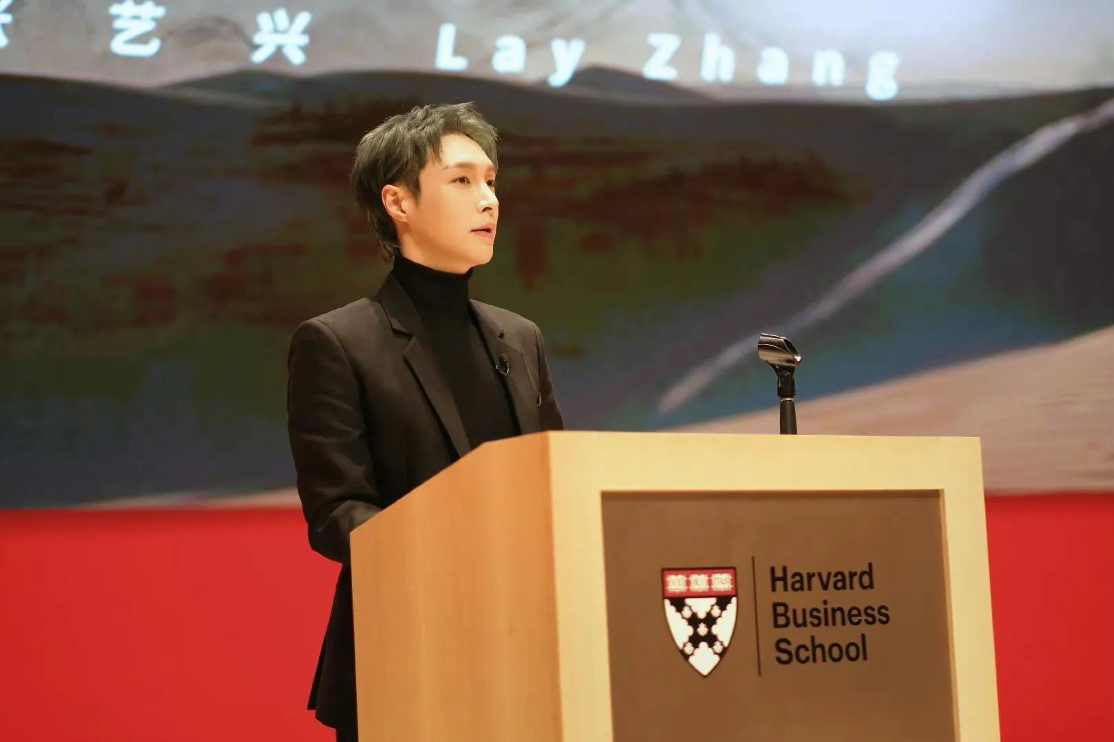 Celebrate the full moon of Zhang Yixing's successful speech at Harvard ...