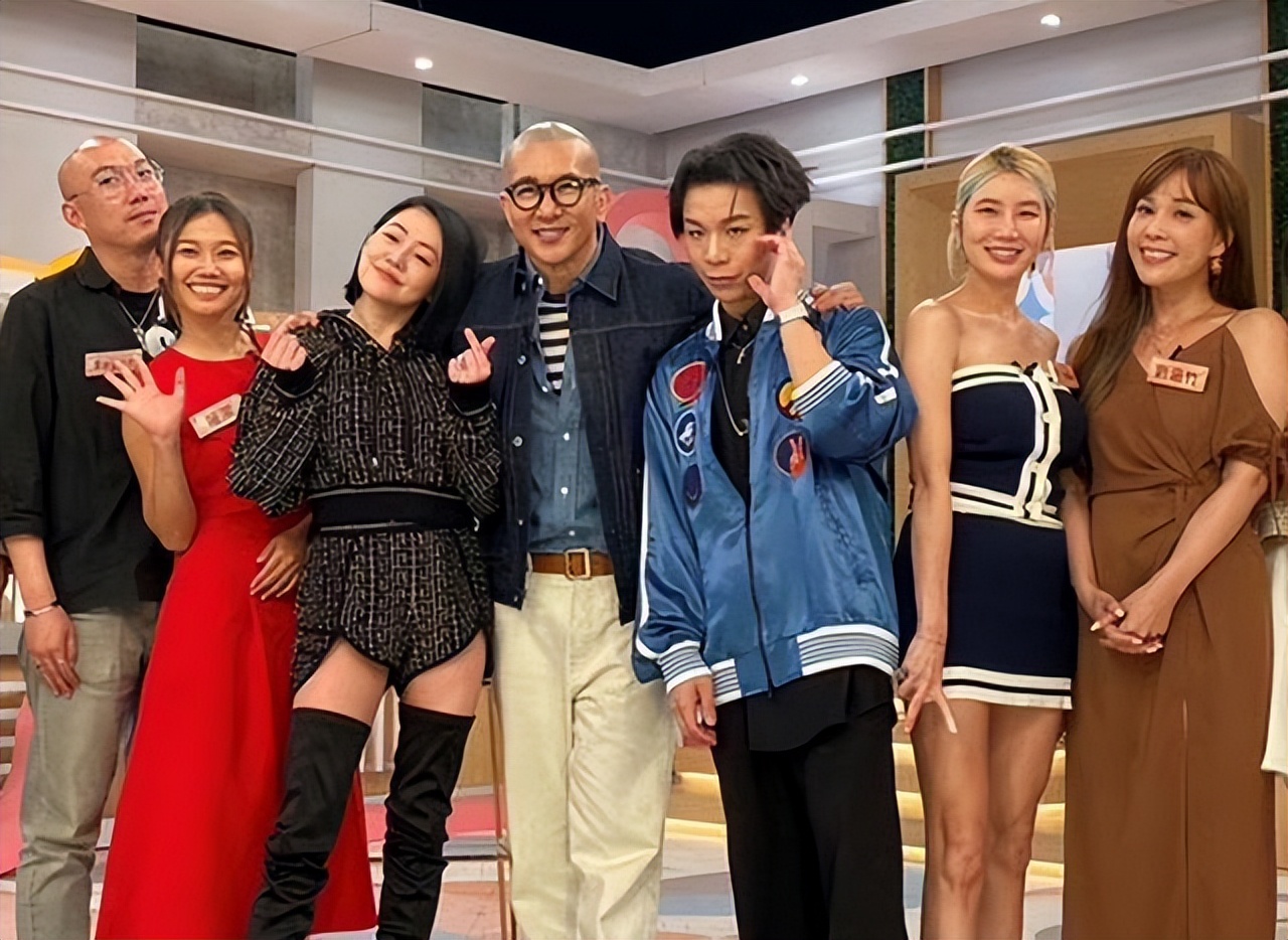 This scene was finally staged. Gu Junye recorded "Miss Buxidi" and danced with Xiao S on the ...