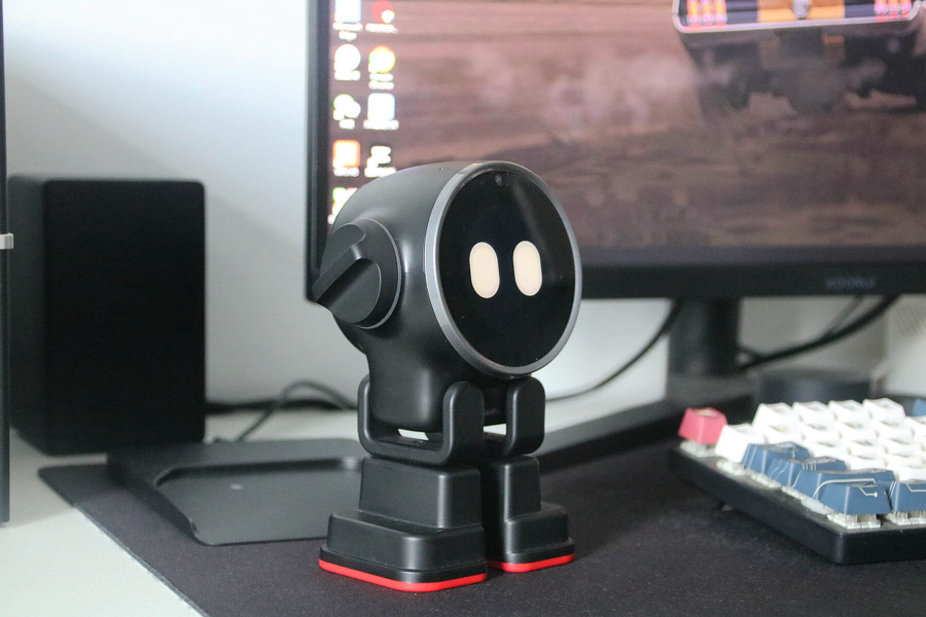 The real all-round AI voice desktop robot, the optimist desktop robot function experience - iNEWS