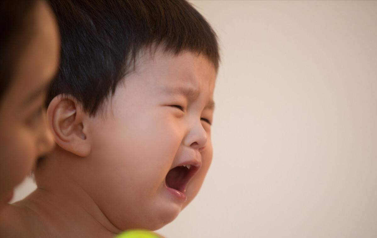Why does the baby suddenly cry when seeing "someone"?Not frightened ...