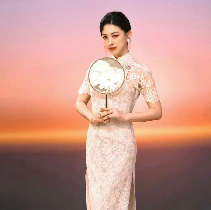 Zhu Zhu has a really good figure, wearing a lace stitching cheongsam ...
