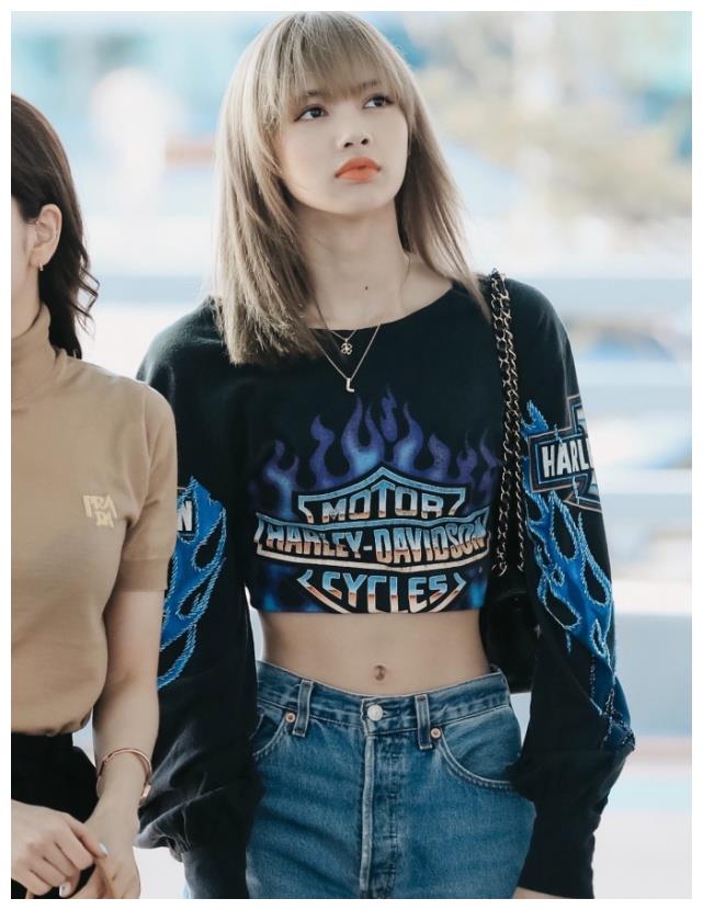 Showing the circumference of the legs is nothing, Lisa directly shows ...
