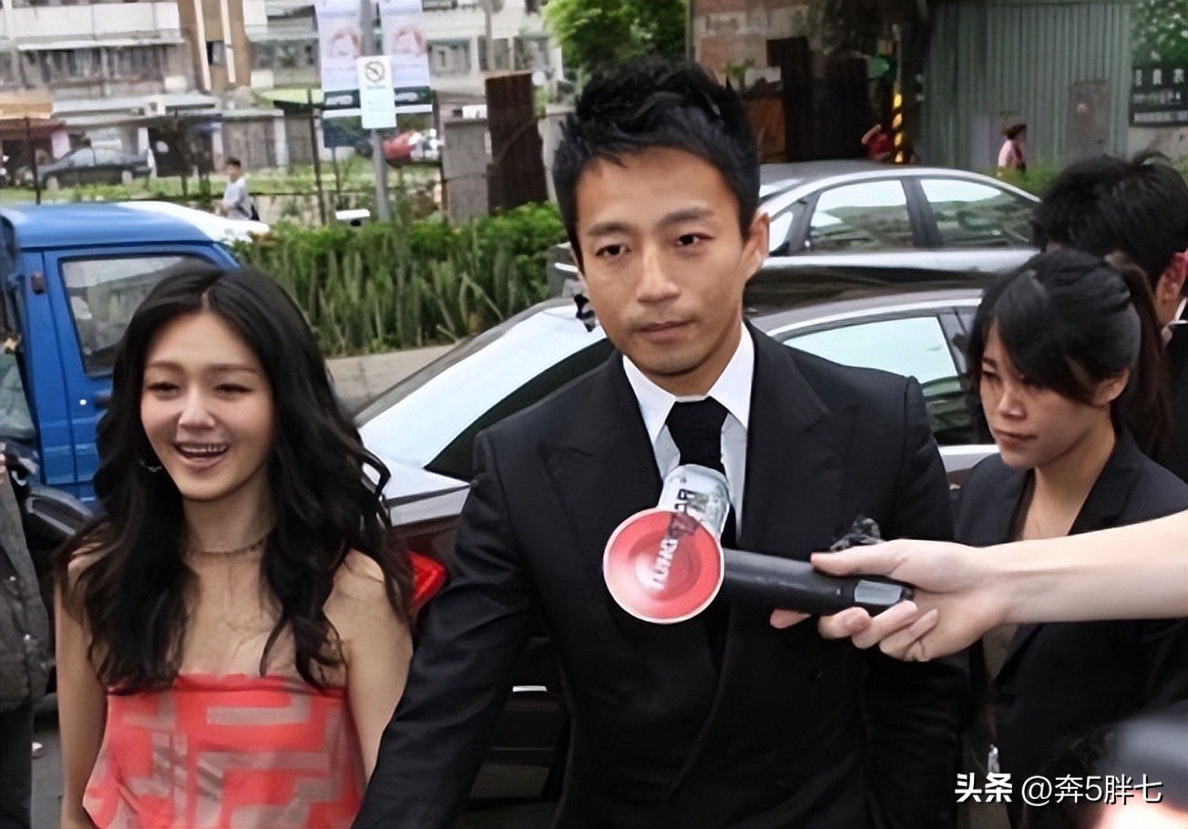 Junye, the protector of S mother, is eager to warn Wang Xiaofei not to spread rumors, and ...