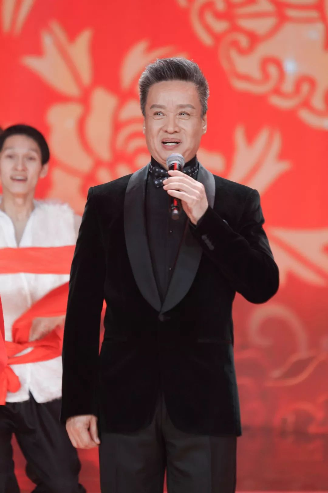 66-year-old Yan Weiwen attended the party, held hands with female ...