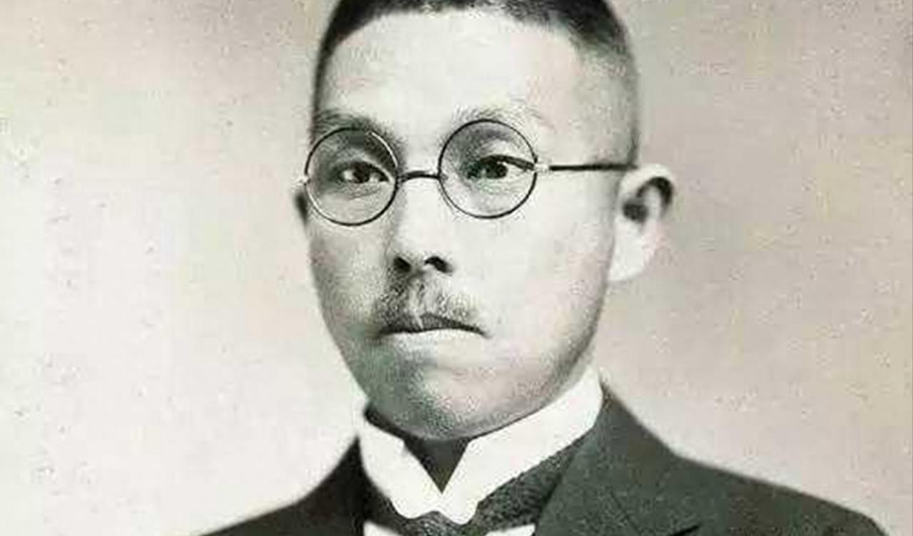 He married 17-year-old Zhang Lingfeng. On their wedding night, he gave birth to a daughter. - iMedia