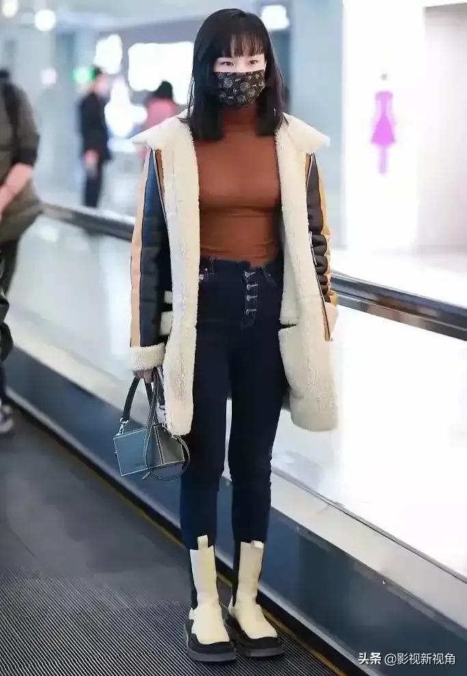 Mainland female singer Huang Ling in a furry coat and jeans - iNEWS