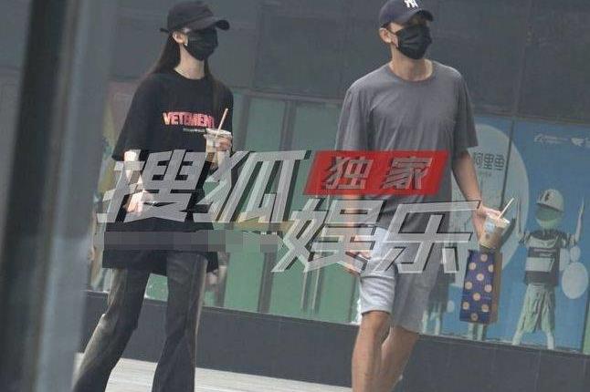 Lin Gengxin was photographed while shopping with his girlfriend. The ...