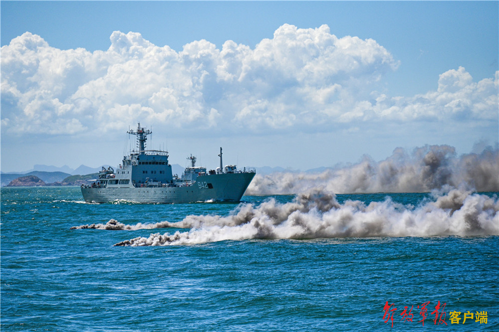 The roar of naval guns directly hit a landing ship brigade with multi ...