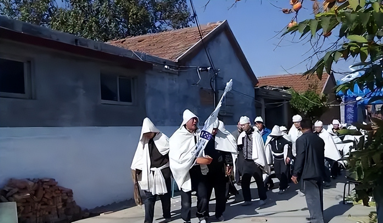 Do you know the meaning of "It's not surprising that people are greeted ...