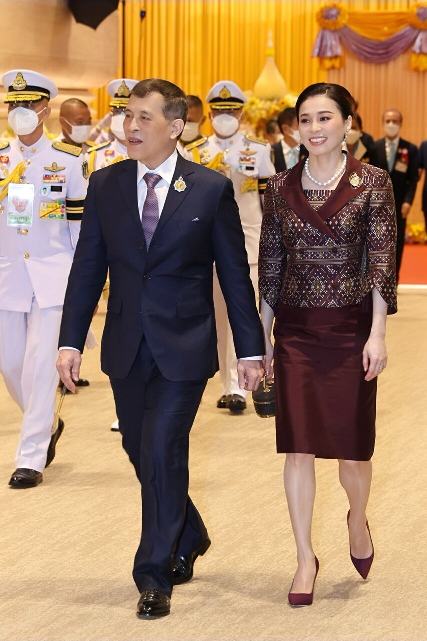 Queen Suthida wears a red short skirt suit to interpret the "elegant ...