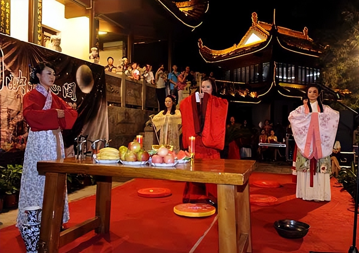 Offering sacrifices to the Moon God, Lord Rabbit, and walking on the ...