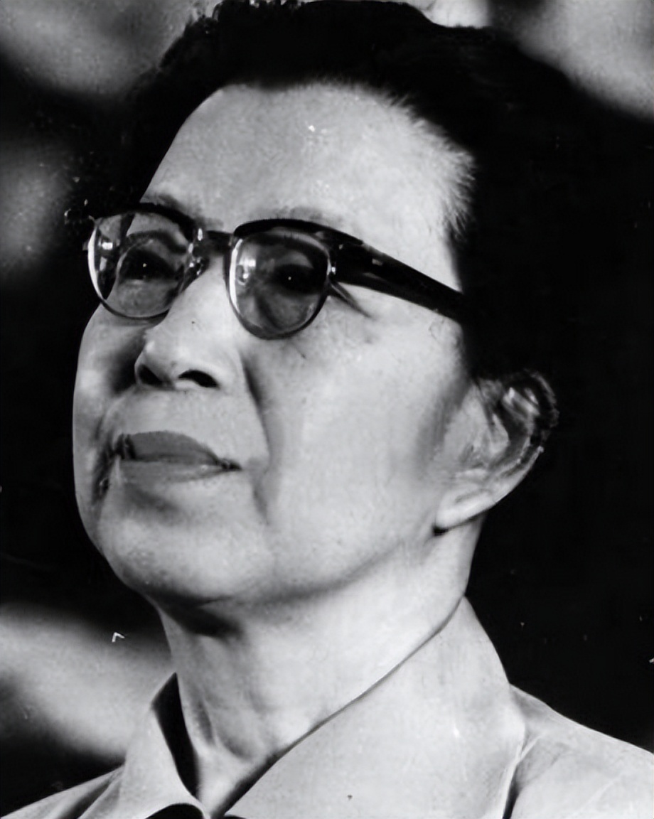 On the eve of the arrest of the Gang of Four, Jiang Qing was ...