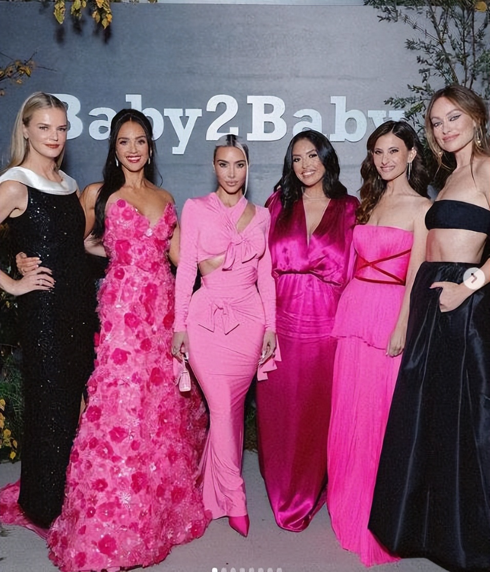 Vanessa and Kim Kardashian's famous sisters took a group photo, and the ...