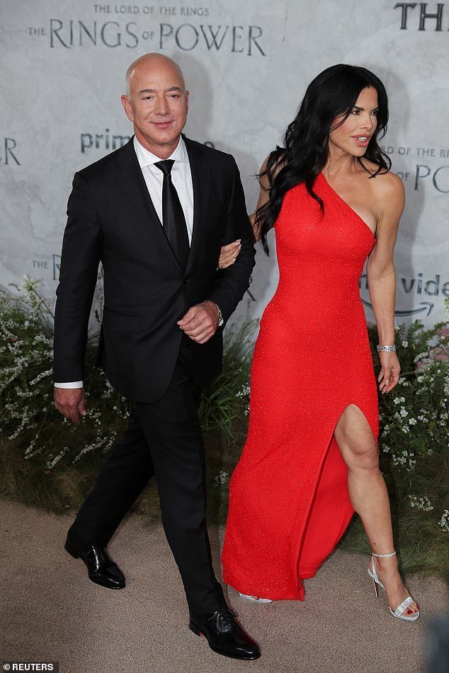Bezos' 52-year-old girlfriend wears a red dress and has too many folds ...