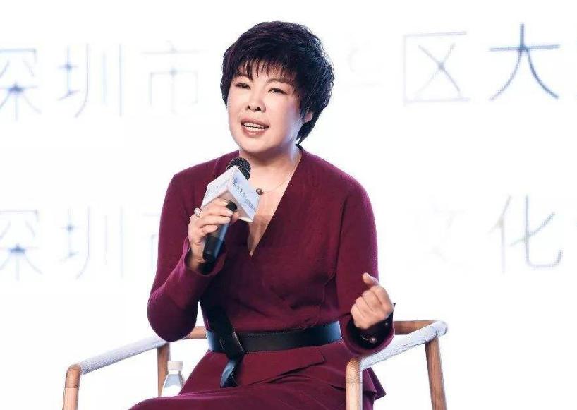 Yu Dan appeared on Dragon TV and participated in Cao Kefan's program ...