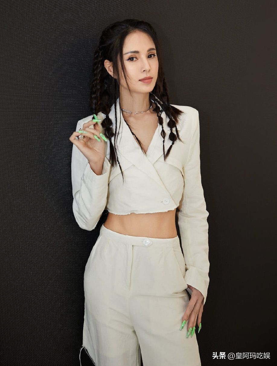 Li Ruotong celebrates her 56th birthday. Wearing fitness clothes and ...