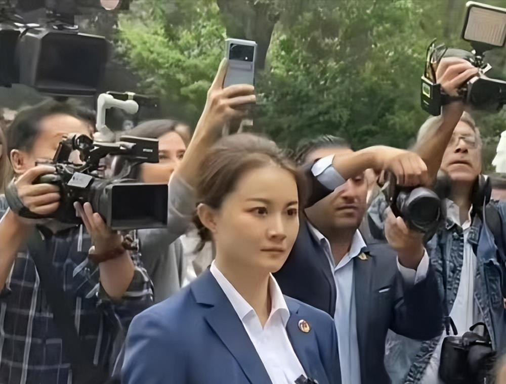 The beautiful bodyguard of the Syrian lady became popular. She ...