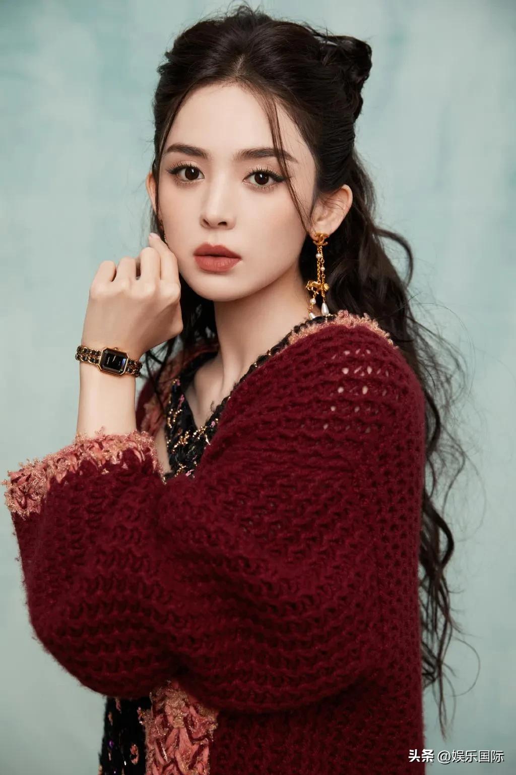 Nuozha wears an embroidered skirt to show her beautiful figure with ...