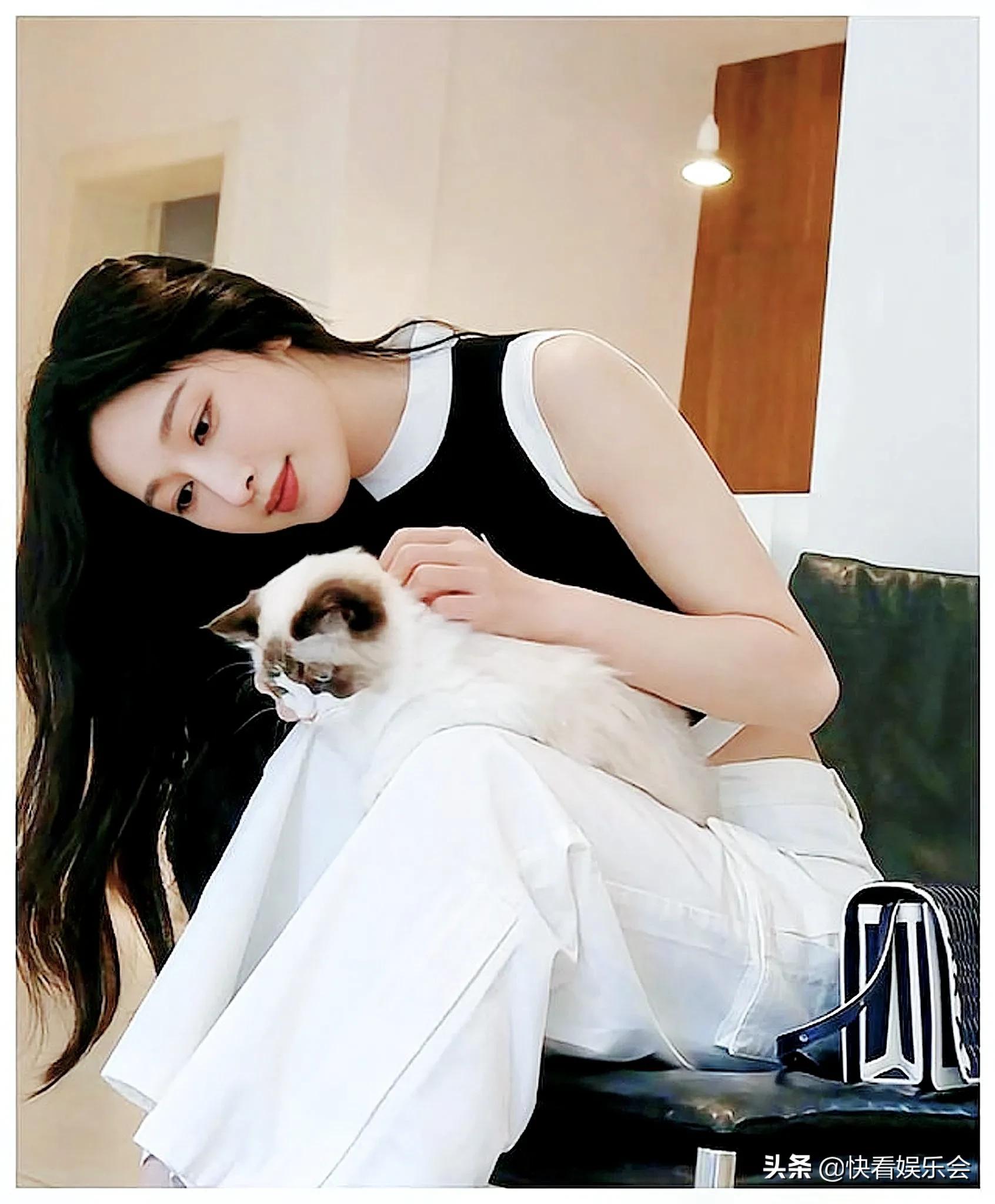 Zhang Li is a real beauty, with long hair fluttering and a tall figure ...