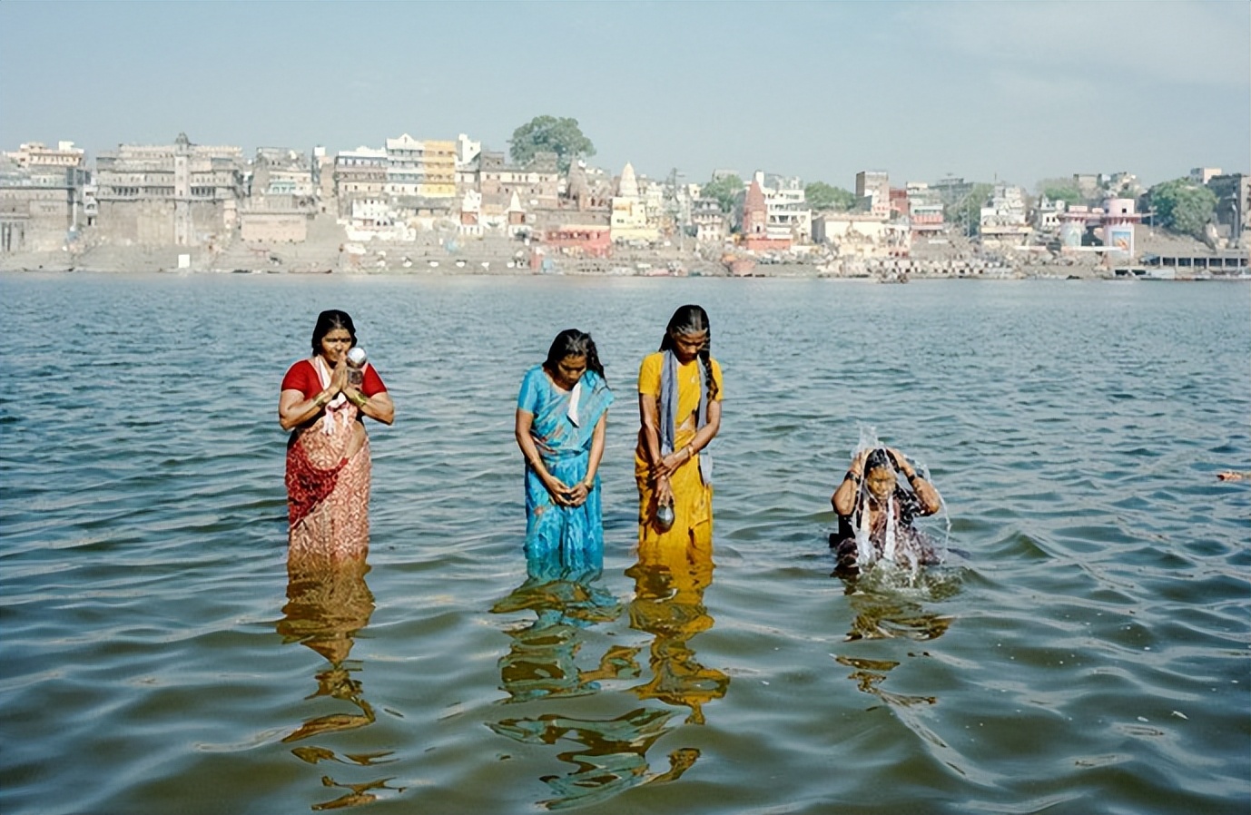 Does the Ganges River, where ashes and feces can be seen everywhere ...
