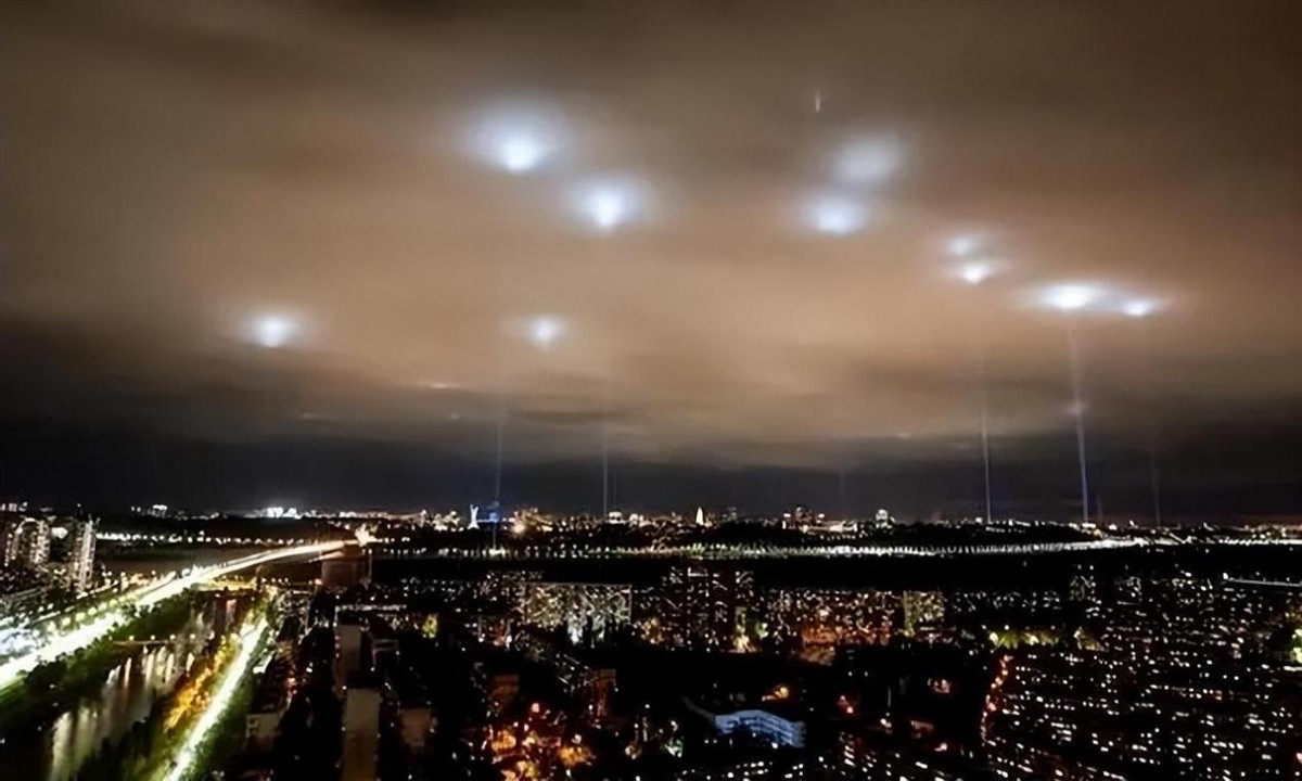 An unknown luminous body appeared in the sky of Shanghai, moving very ...