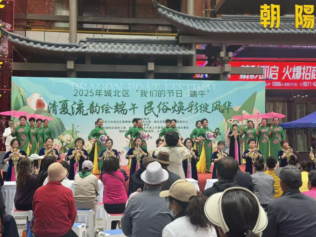 Pomegranate flowers bloom in Chengbei District, and people work ...