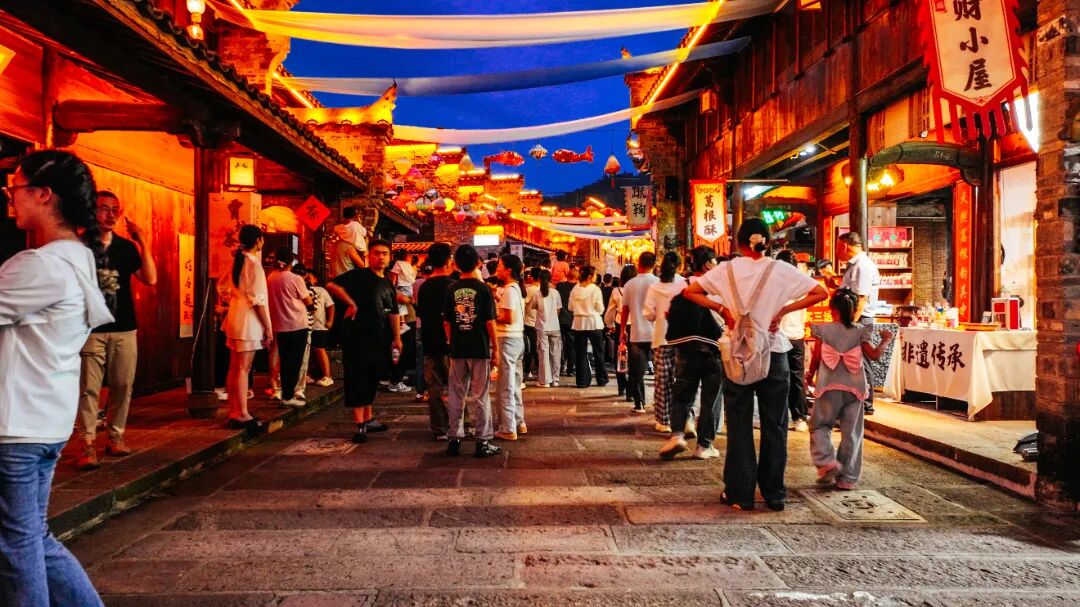 Crowded with people! Photographed in a small town in Chizhou → - iNEWS