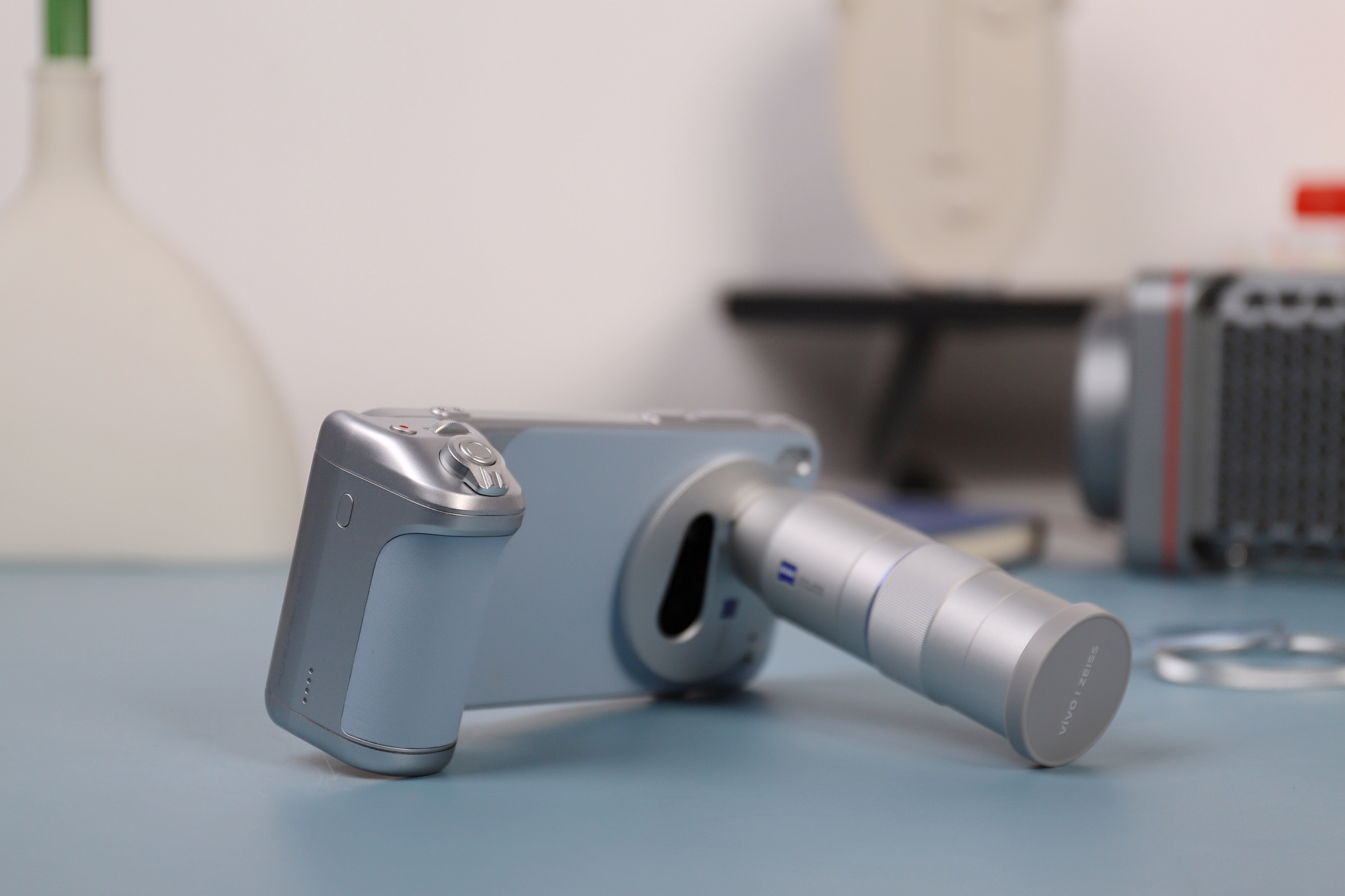 Unboxing the vivo X300 Pro Photographer's Kit: 200MP telephoto lens for super clarity and ...