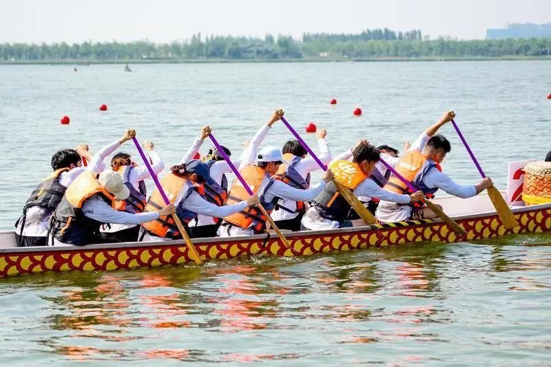 Dragon boat teams from six prestigious schools compete in Kunming Lake ...