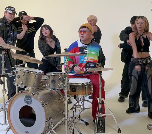 Burning through 8 million savings in 4 years! Male singer announces ...