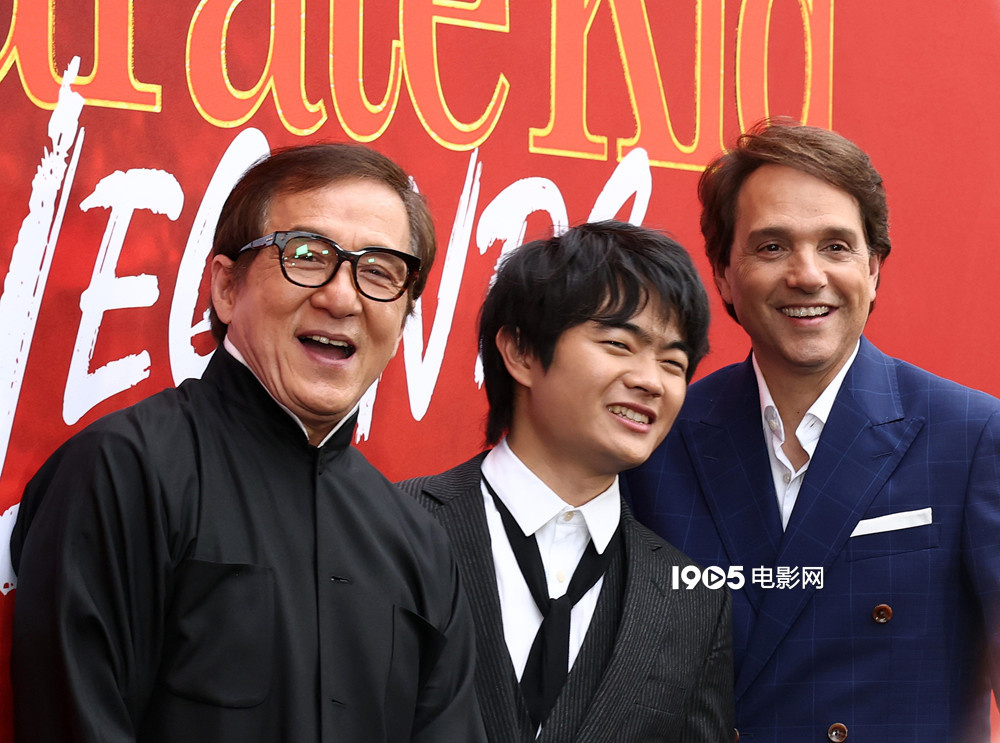 Jackie Chan and Ouyang Jing appear together at the world premiere of ...