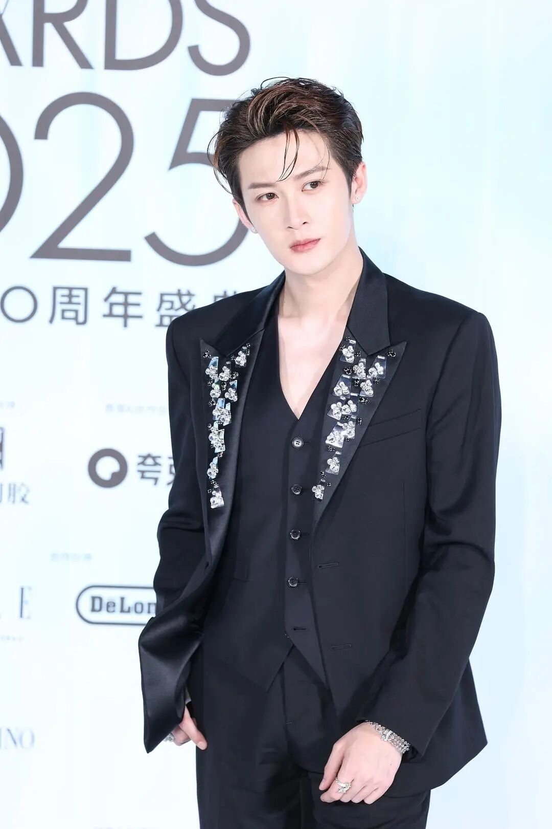 Studios of several celebrities, including Guan Xiaotong, Lu Han, and ...