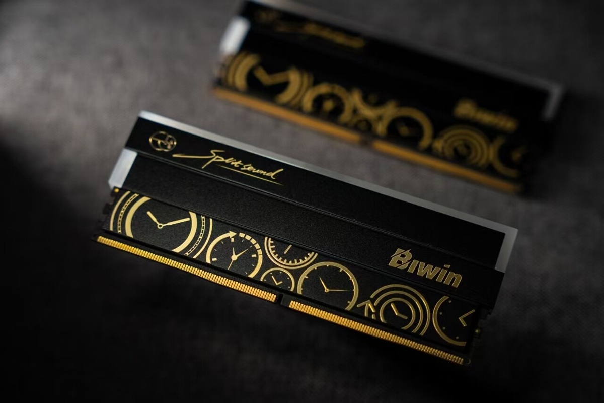 BIWIN introduces DW100 OCLAB co-branded model: black and gold color, the world's first dual ...