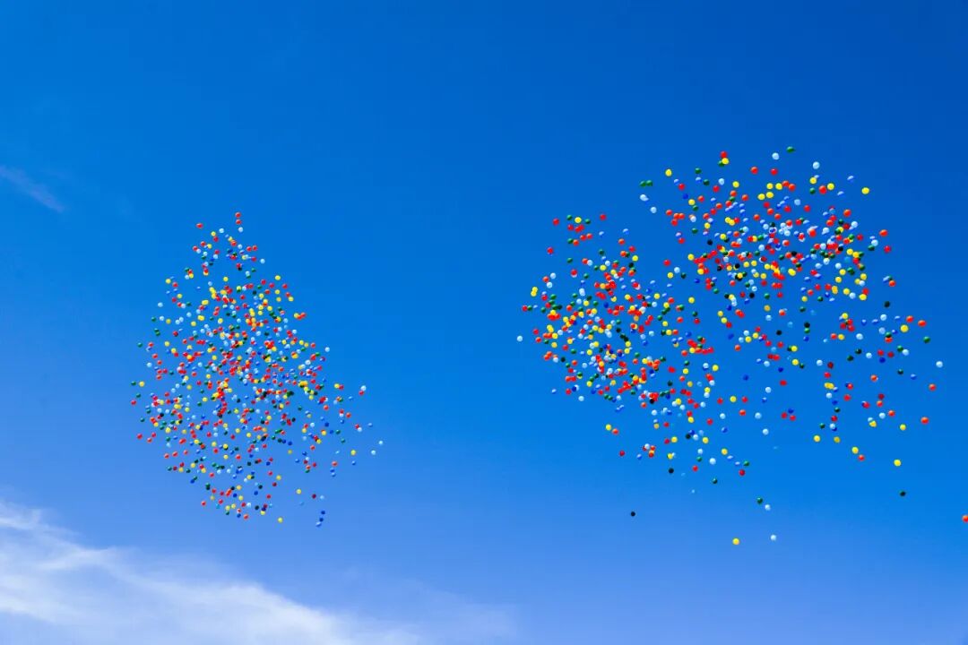 The same balloons as the ones in the military parade will be released ...