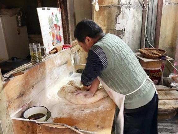 With 20 years of experience, he only makes Guokui (a traditional ...