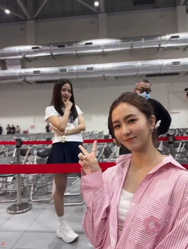 Jisoo stopped to take a photo with me! Zhou Xiaohan unexpectedly ...