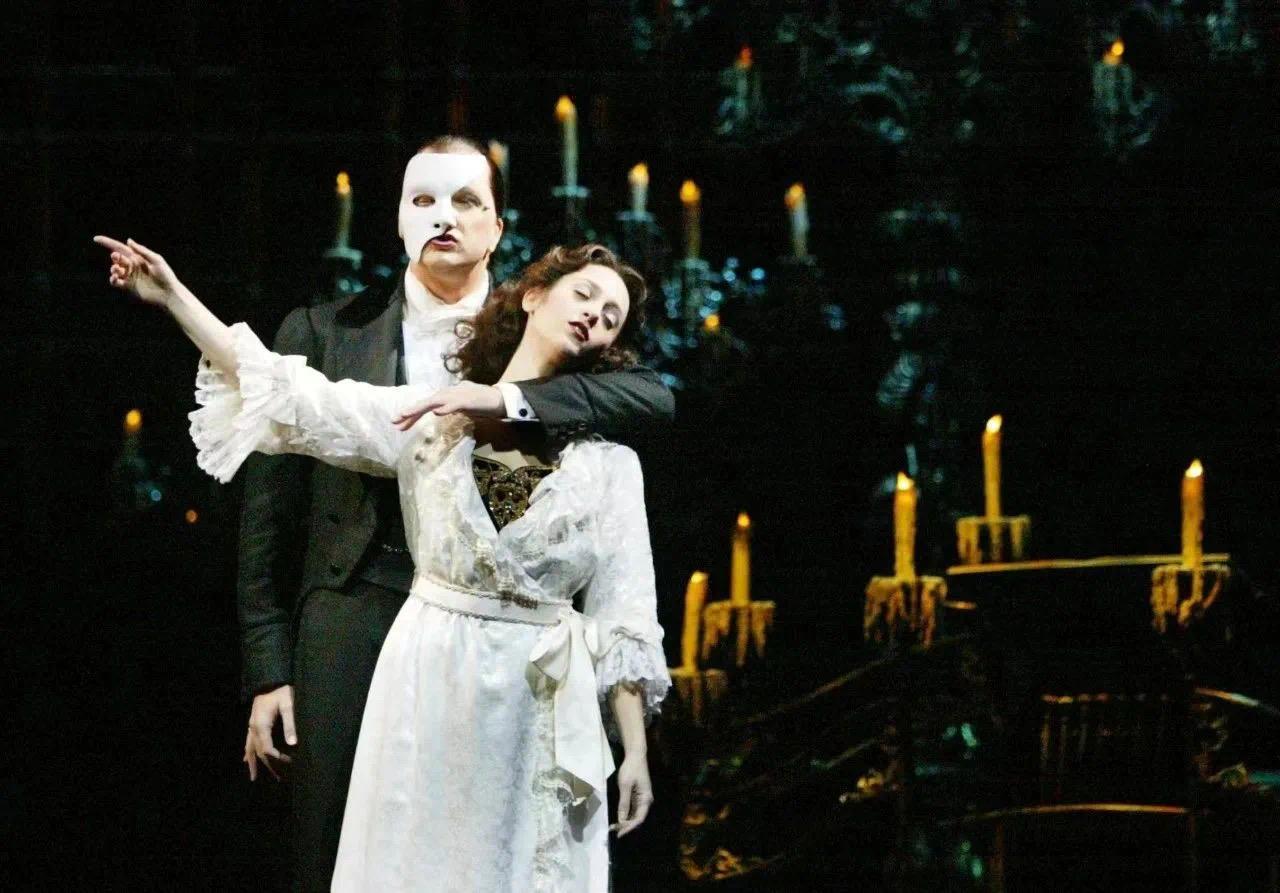 After 20 years, two generations of Christine appeared on the same stage ...