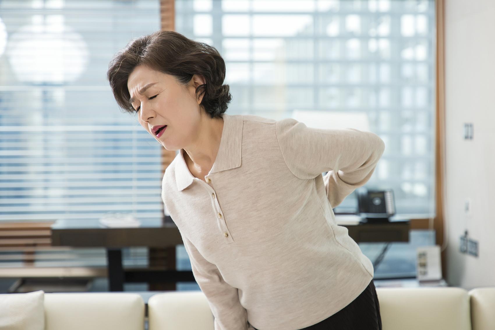 Hunchback and back pain! Middle-aged and elderly women should pay ...