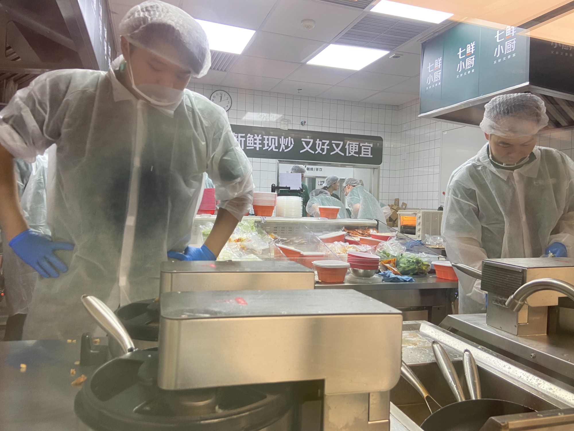 Robots cooking! The reporter had a meal at Qixian Kitchen during the ...