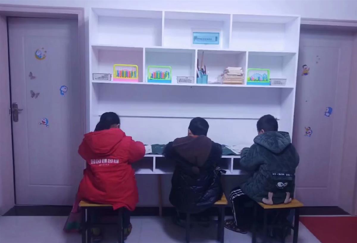 The man customized a "small cubicle" desk for the whole family of ...