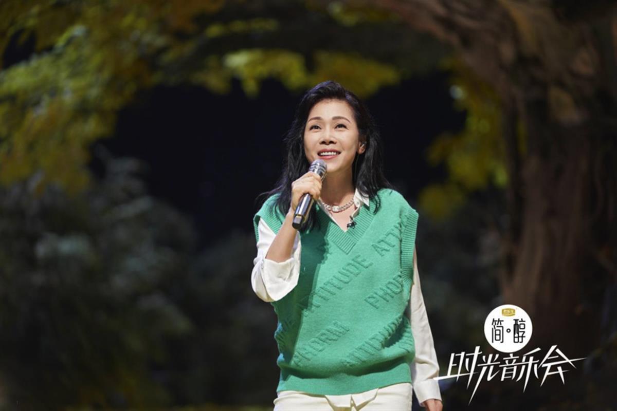 Hu Xia made a new adaptation tonight and sang "Knowledge" again ...